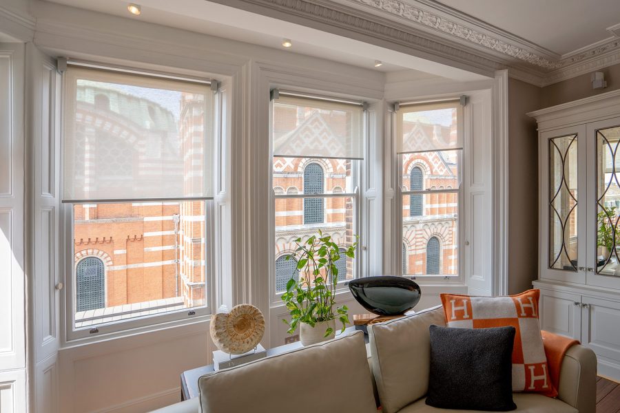 V01 Contemporary Roller Blind: Elegance Meets Functionality